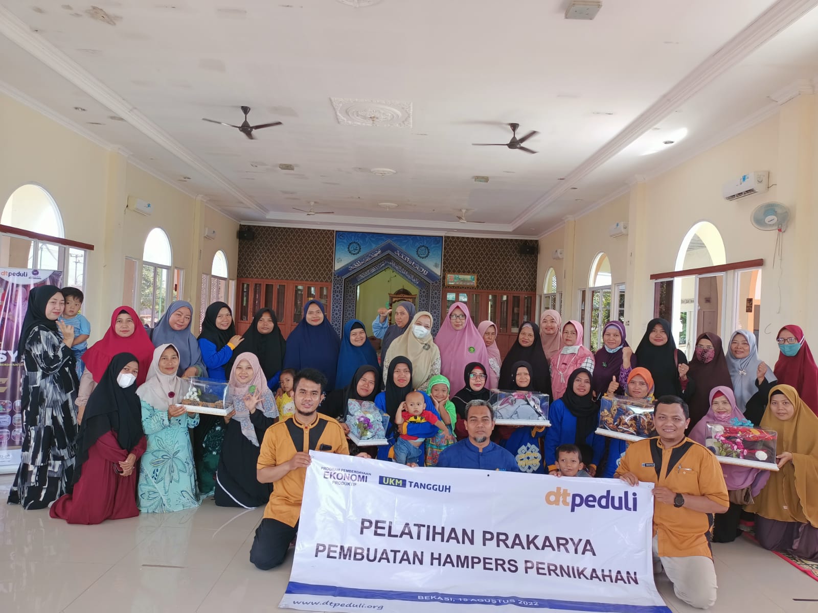 Anggota KOPMU-DT Semangat Ikuti Pelatihan Membuat Hampers Pernikahan ...