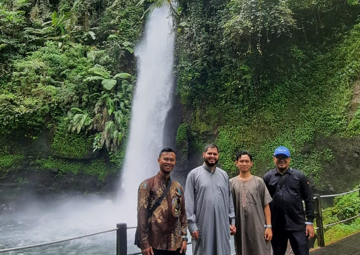 Muliakan Ulama, DT Peduli Ajak Syekh Asal Palestina Wisata Alam ke Sukabumi Muliakan Ulama, DT Peduli Ajak Syekh Asal Palestina Wisata Alam ke Sukabumi