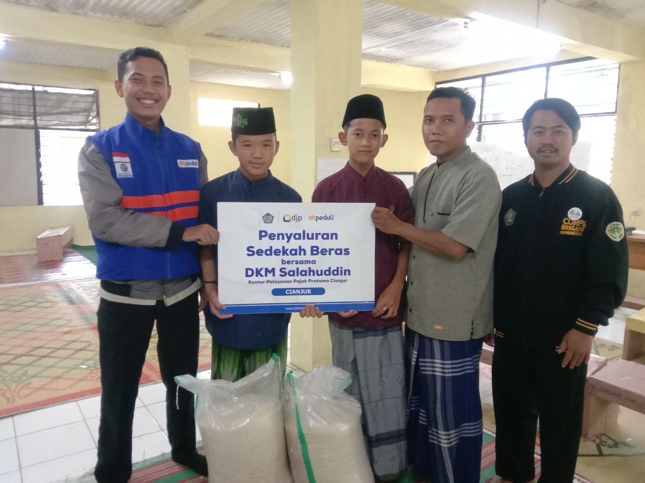 DT Peduli Cianjur dan DKM Salahuddin KPP Pratama Cianjur Bantu Pangan ... DT Peduli Cianjur dan DKM Salahuddin KPP Pratama Cianjur Bantu Pangan ...