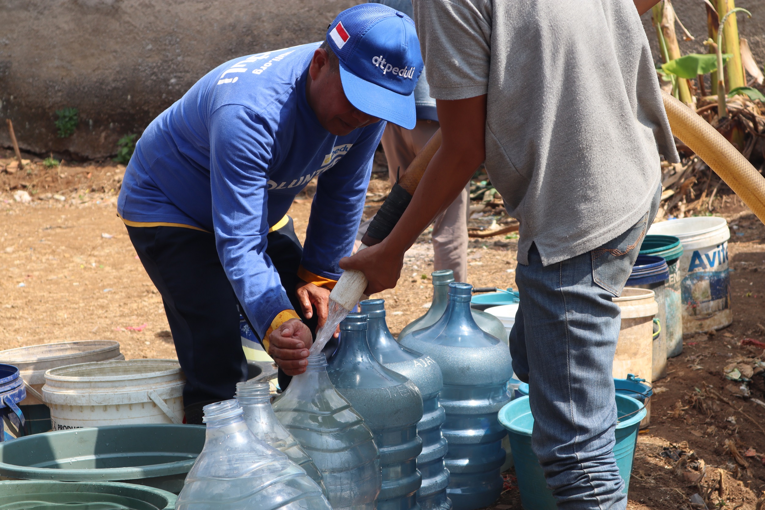 Kekeringan, Warga Desa Pangguh Bahagia Terima Bantuan Air Bersih | DT Peduli - DT Peduli