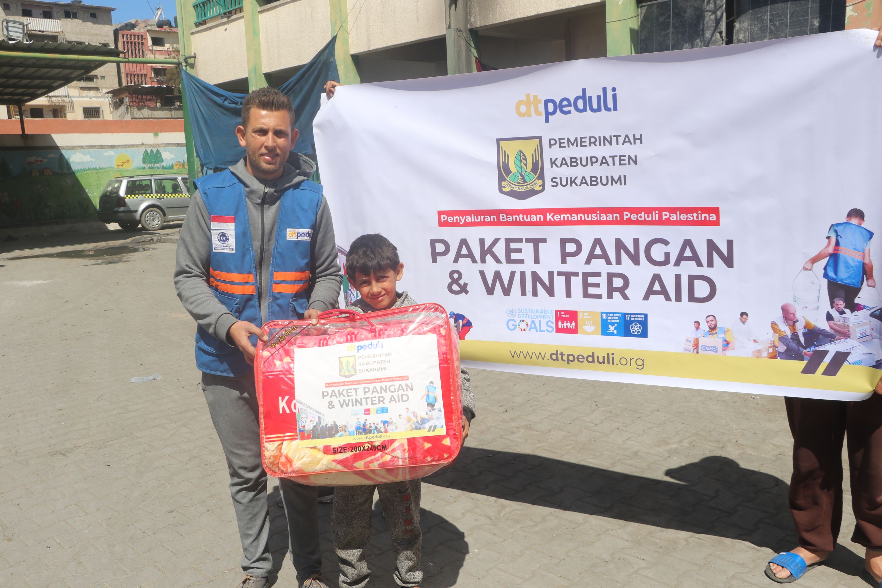 Hangatkan Pengungsi Palestina, DT Peduli Distribusikan Bantuan Paket ...