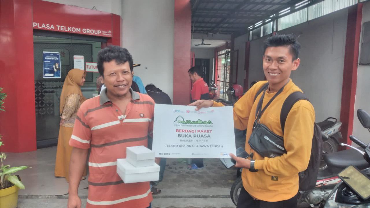 Paket Buka Puasa Hadirkan Binar Bahagia dari Alun-Alun Brebes | DT Peduli - DT Peduli