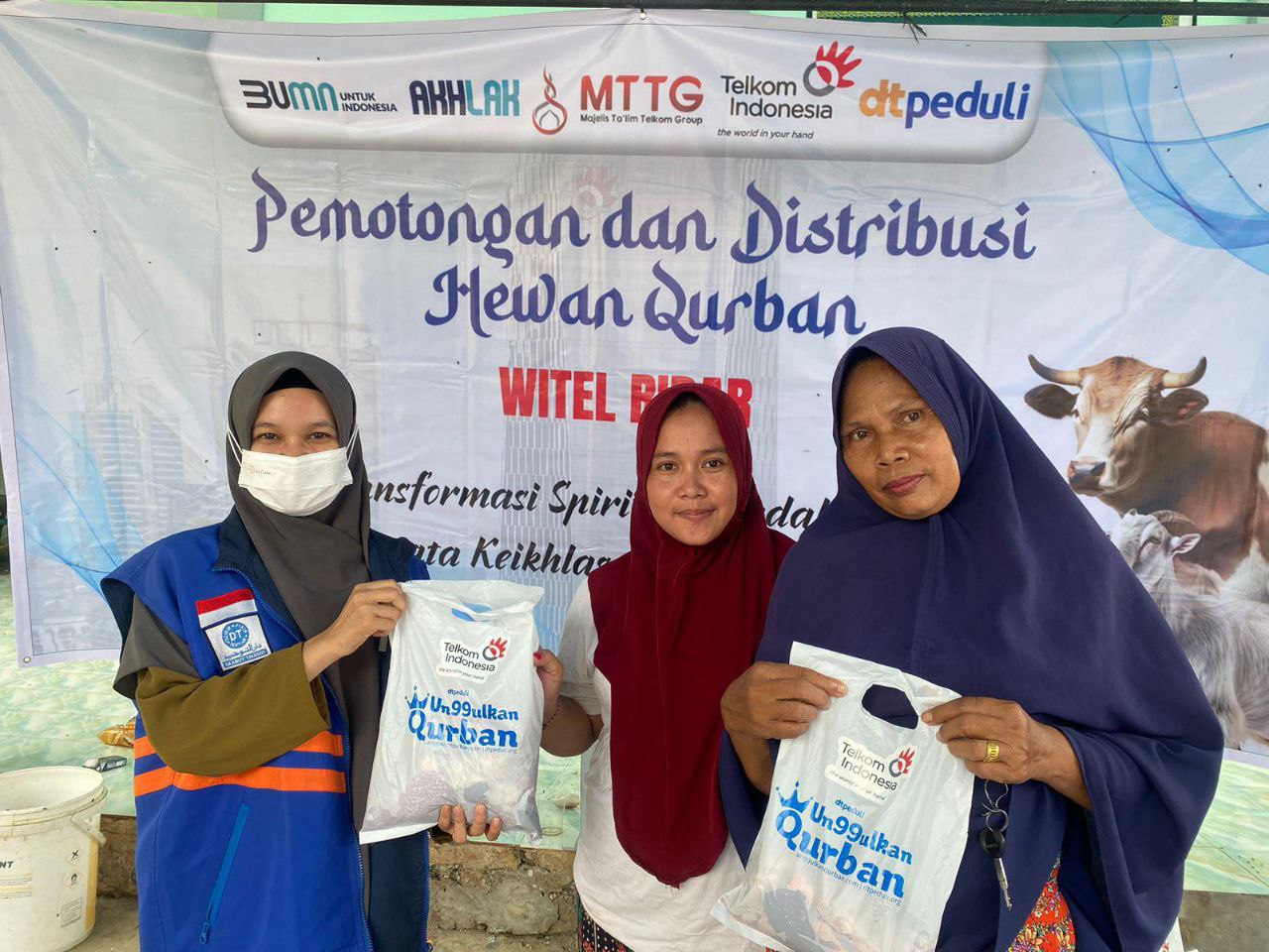 Berbagi Bahagia Iduladha, Telkom Witel Ridar Salurkan Hewan Qurban ...