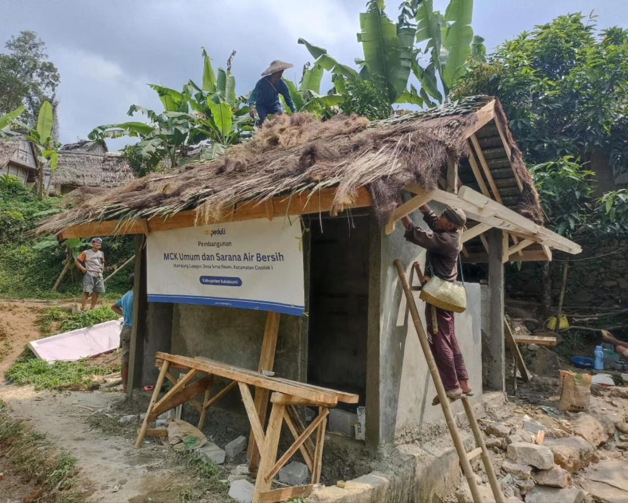 Pembangunan MCK dan Sarana Air Bersih di Kampung Cipagon, Berikan Harapan Baru Bagi Masyarakat ...