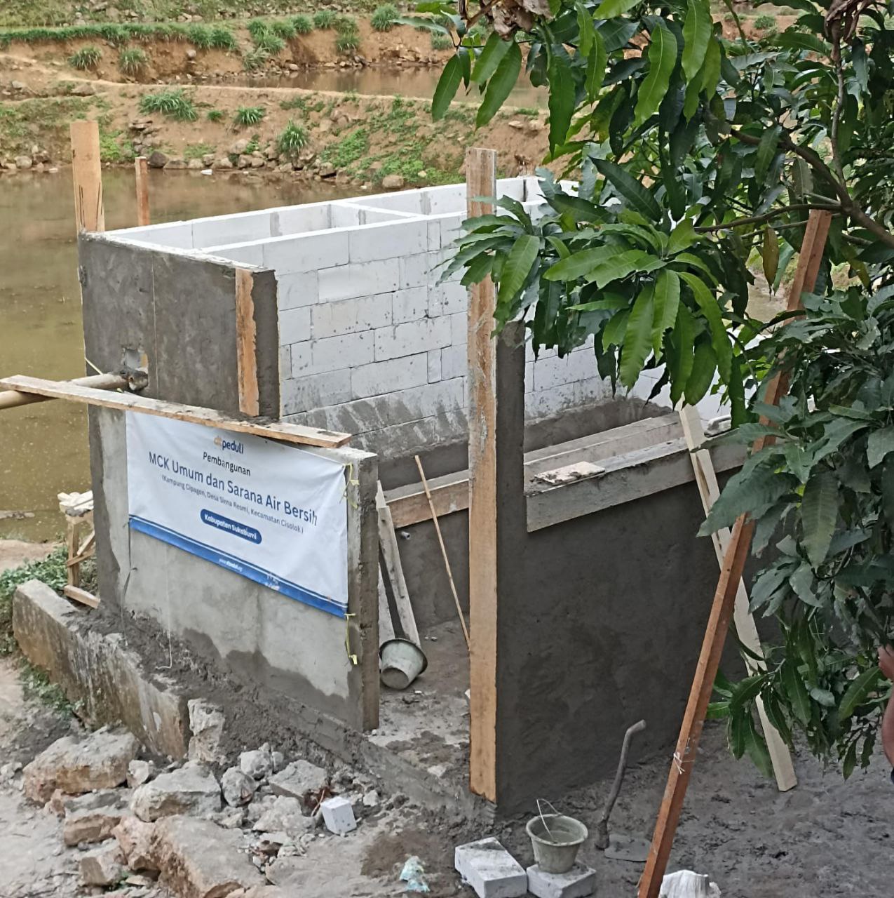 Pembangunan MCK dan Sarana Air Bersih di Kampung Cipagon, Berikan Harapan Baru Bagi Masyarakat ...
