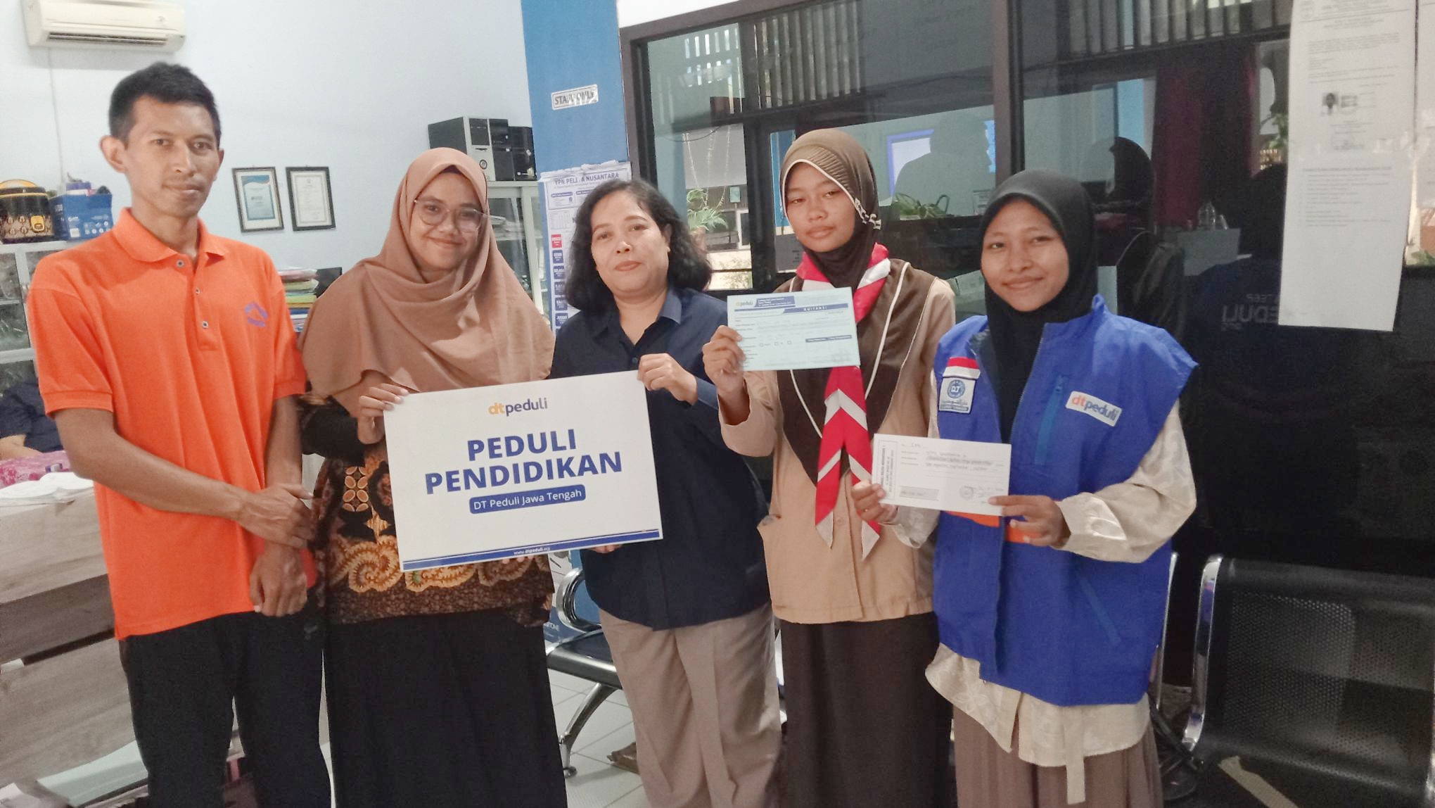 DT Peduli Jawa Tengah Bantu Lunasi SPP Anak Guru Honorer yang 15 Tahun Mengabdi | DT Peduli - DT ...